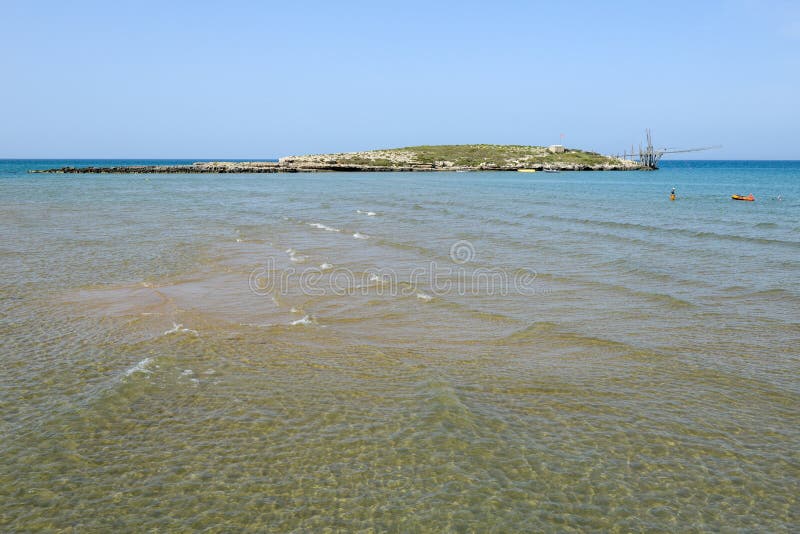 Spiaggia Ed Isola Sulla Costa Di Torre Canne Immagine Stock Editoriale ...