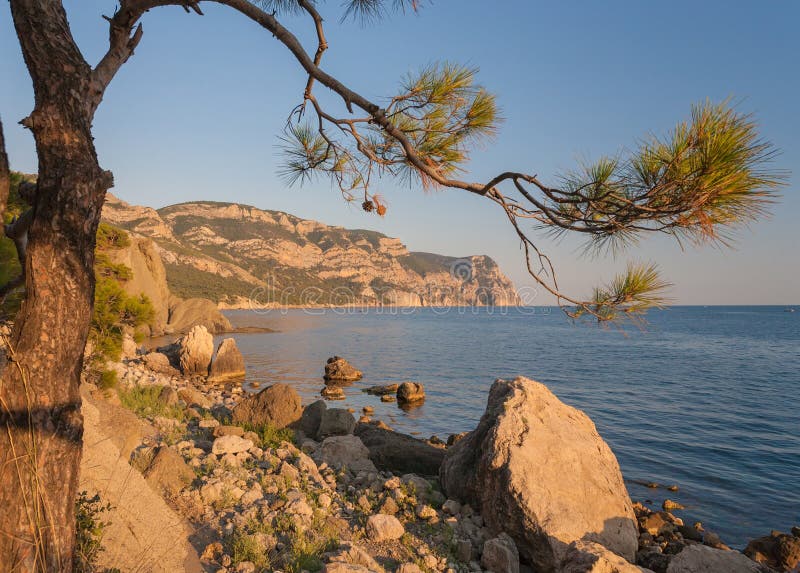 Spiaggia Fra Le Rocce Ed Il Mare. Mar Nero, Ucraina. Fotografia Stock ...