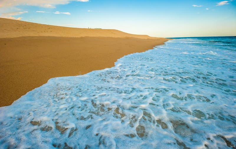 Spiaggia Giallo Sabbia, Mare E Cielo Blu Profondo Fotografia Stock ...