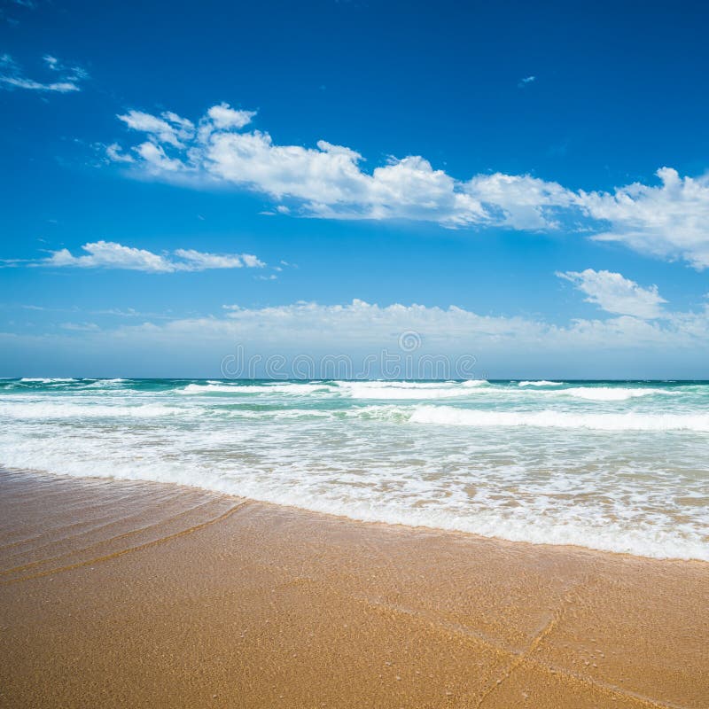 Spiaggia Giallo Sabbia, Mare E Cielo Blu Profondo Immagine Stock ...