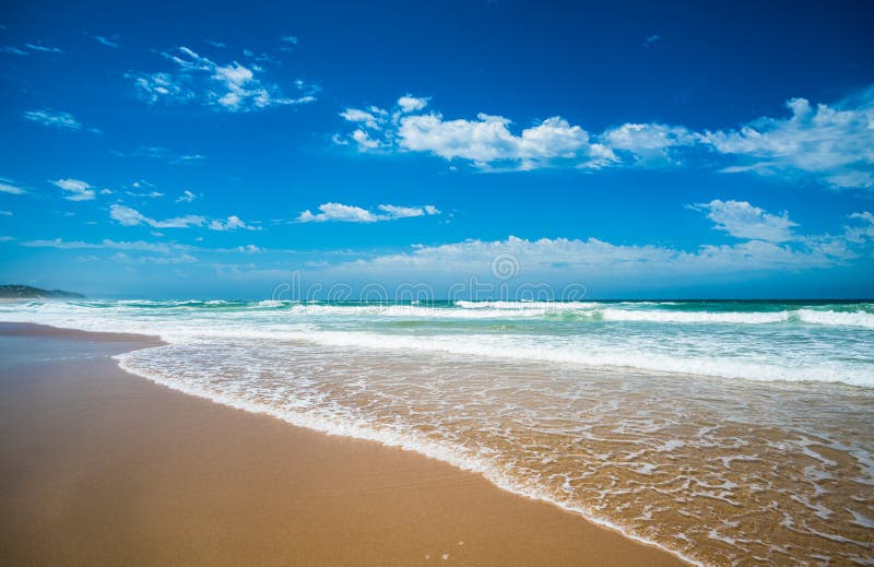 Spiaggia Giallo Sabbia, Mare E Cielo Blu Profondo Fotografia Stock ...