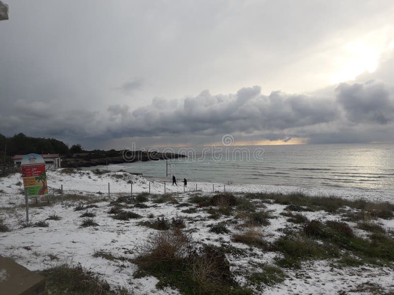 Spiaggia innevata stock photo. Image of suoi, innevata - 136070040