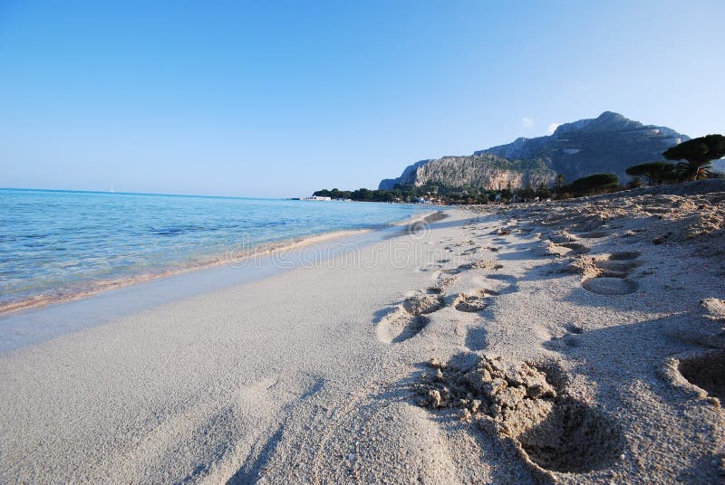Spiaggia Litoranea - Sicilia Fotografia Stock - Immagine di vista, mare ...