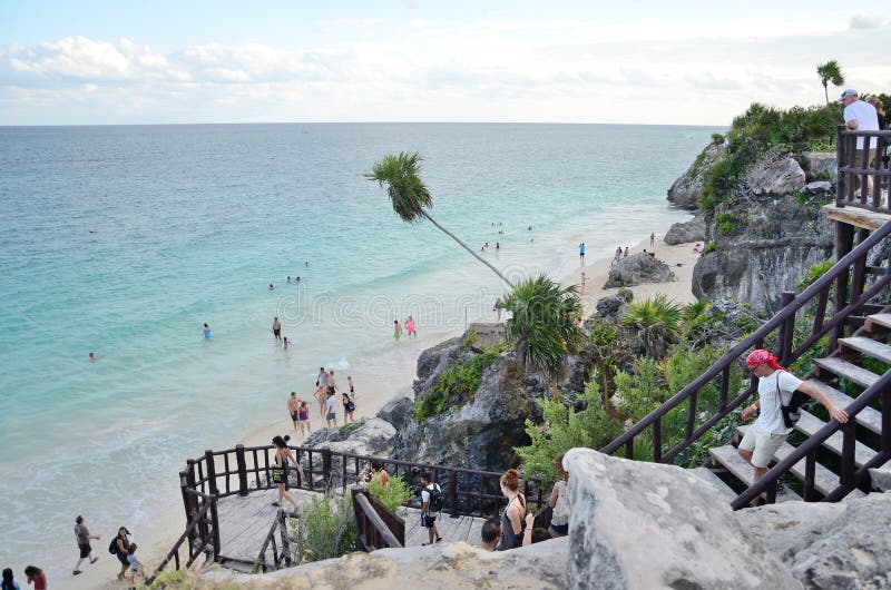Rovine Di Tulum Sopra La Spiaggia Con La Palma Immagine Stock ...