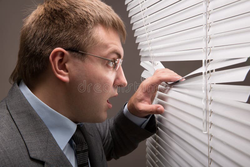 Ragazzo Del Gossip Con La Mano Dietro Spiare Dell'orecchio Fotografia ...