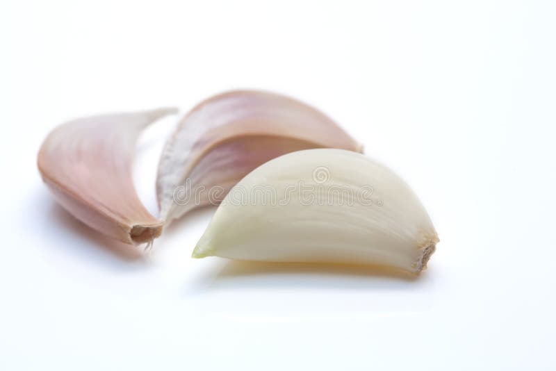 Spicchio d'aglio sbucciato immagine stock. Immagine di fresco - 32184059