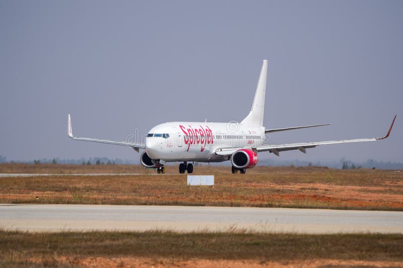 Boeing 747-400F Landing editorial photo. Image of computers - 77952541