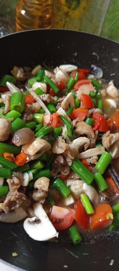 Spicy Spring Onion Vegetables with Mushrooms, Tomatoes and Beef Tendon ...