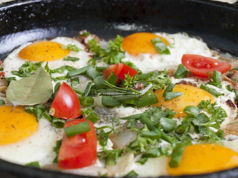 Spiegeleier in Einer Bratpfanne Stockfoto - Bild von appetitanregend ...