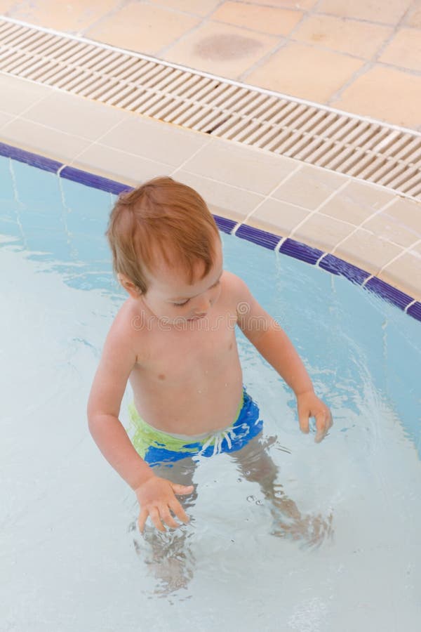 Spiele Des Kleinen Jungen Im Pool Stockbild - Bild von nett, kind: 73907825