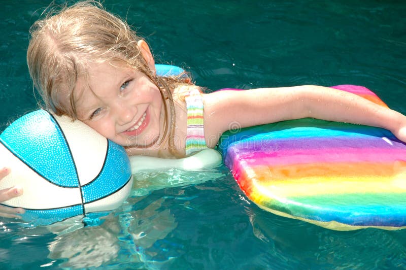 Spiele im Pool stockbild. Bild von aktiv, schwimmen, suchvorgang - 711879