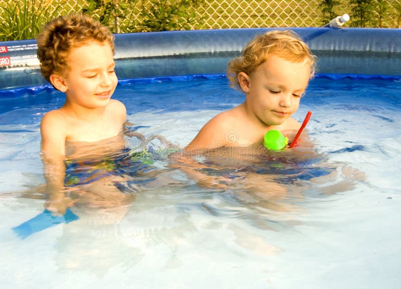 Spielen im Pool stockbild. Bild von blond, männlich, brünette - 4349095