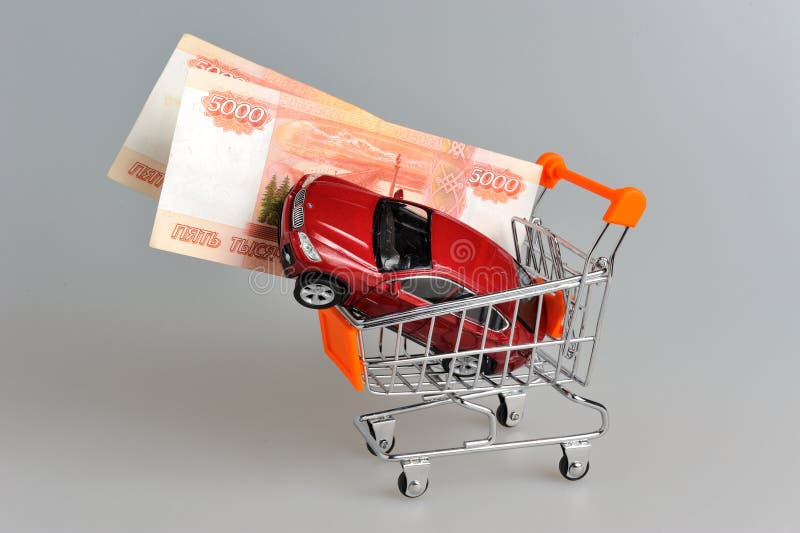 Spielen Sie Auto Mit Geld Im Warenkorb Auf Grau Stockbild - Bild von ...