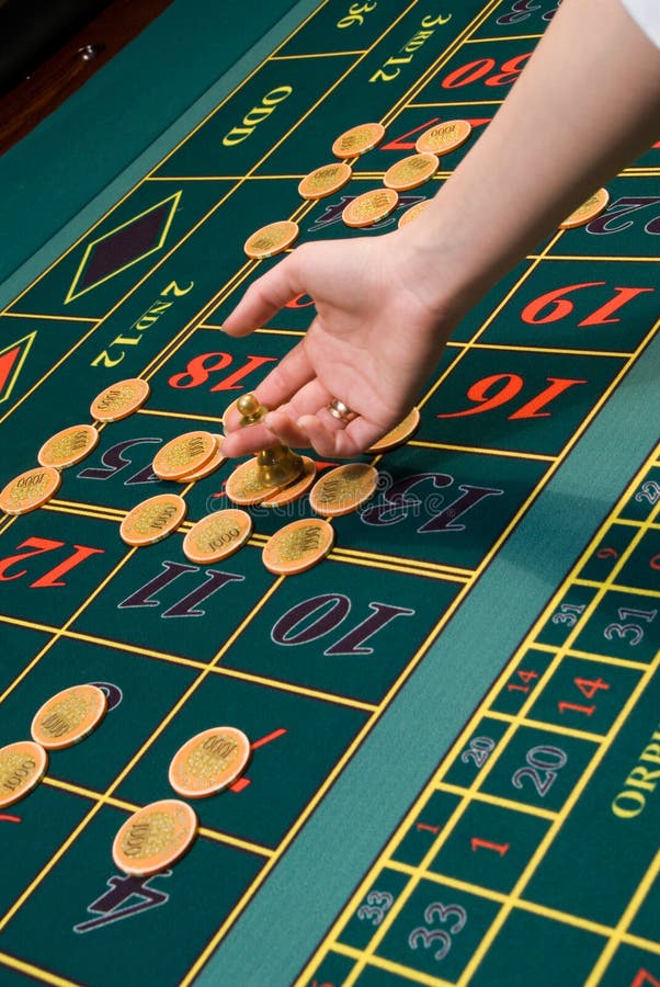 Spielende Chips Der Roulette Auf Der Tabelle Stockbild - Bild von chips ...