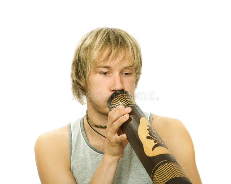 Guy spielt Didgeridoo stockbild. Bild von braun, didgeridoo - 5825671