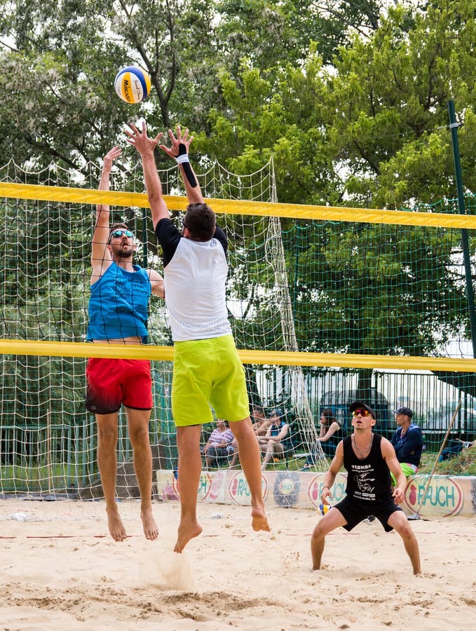 Spieler Am Strand-Volleyball-Turnier Redaktionelles Bild - Bild von ...