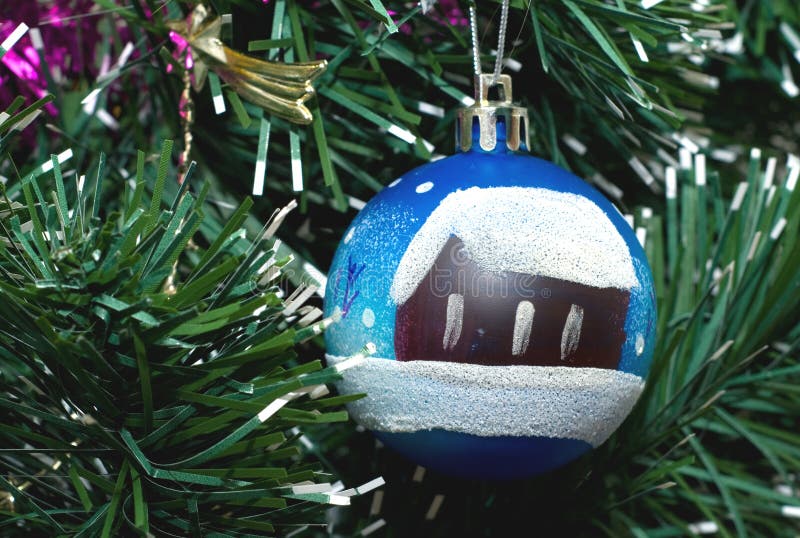 Spielzeugkugel Mit Dem Gezogenen Haus Stockfoto - Bild von grün, haus ...