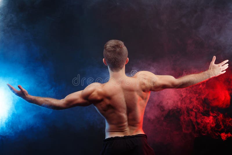 Spier Knappe Mensenbodybuilder Met Het Naakte Torso Stellen Op Smo ...