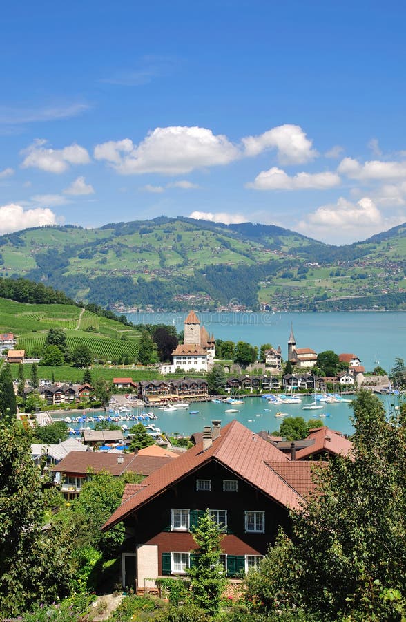 Spiez, lago Thun, Svizzera fotografia stock. Immagine di castello ...