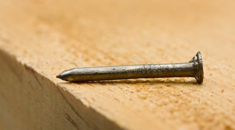 Spijker op plank stock foto. Image of materiaal, voorwerp - 13302886