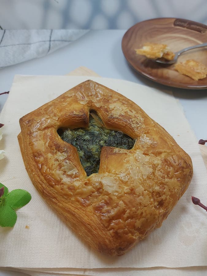 The Spinach and Cheese Bread on a Plate. Stock Image - Image of snack, dairy: 251727175
