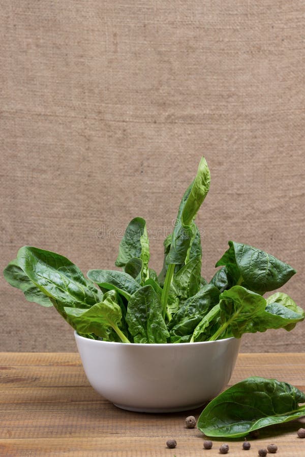 Spinach Leaves in Ceramic Bowl. Allspice and One Spinach Leaf on Table ...