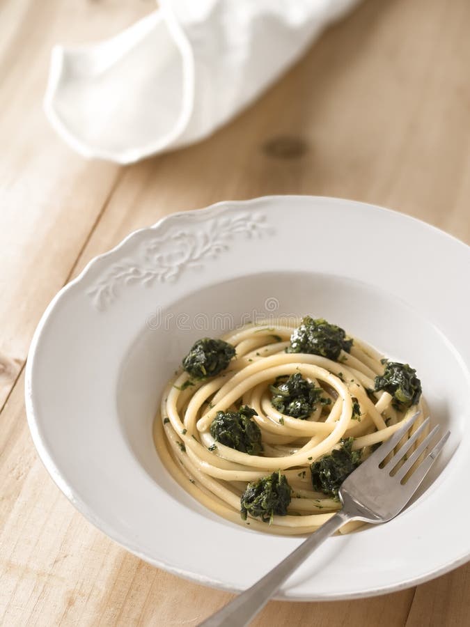 Spinach spaghetti pasta stock photo. Image of starch - 31354218