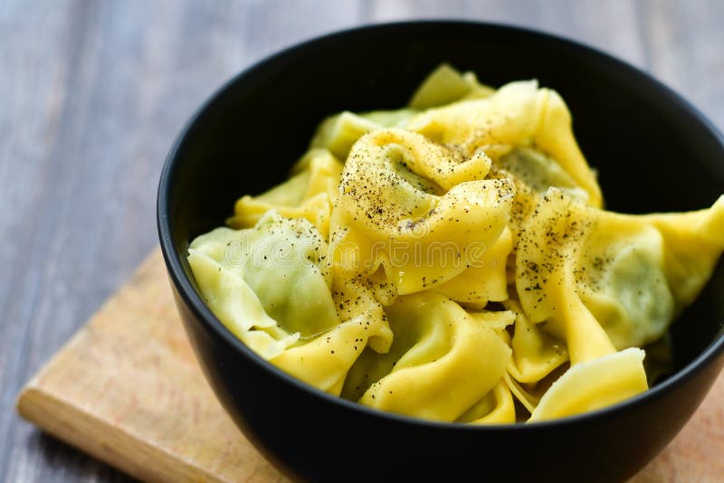 Spinaci E Ravioli Italiani Di Ricotta Immagine Stock - Immagine di ...