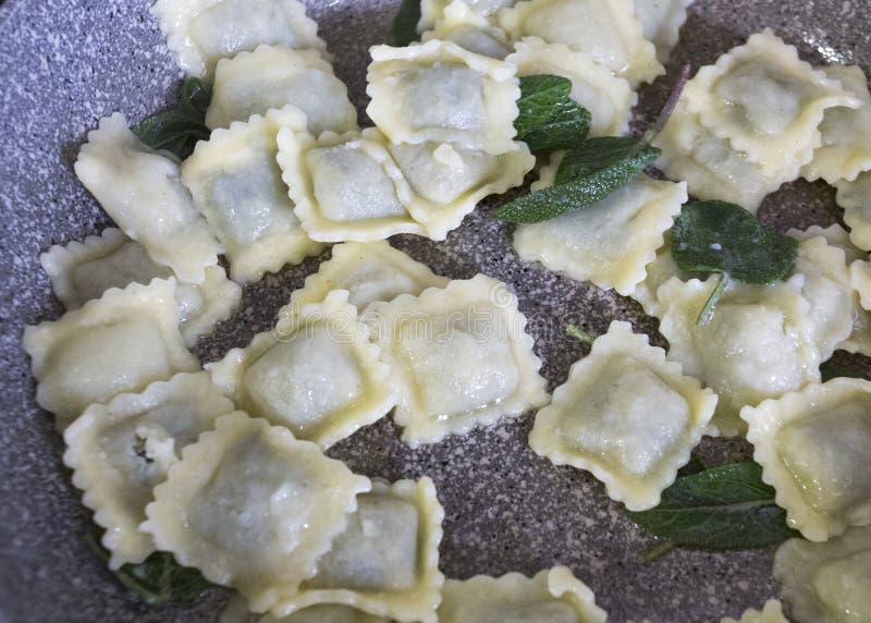 Spinazie En Ricotta Gevulde Ravioli Stock Foto - Image of voorgerecht ...