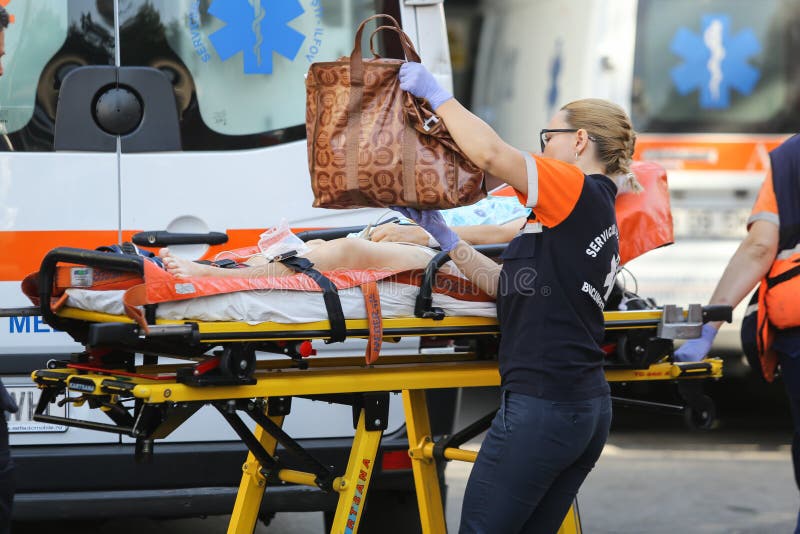 Servizio Medico Di Emergenza Di Salvataggio Della Barella, Un Paziente ...