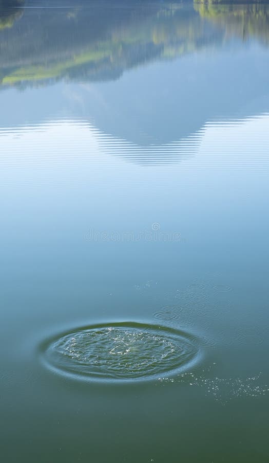 Splash Drops Lake and Baliarrain Village Reflected in the Water Stock ...