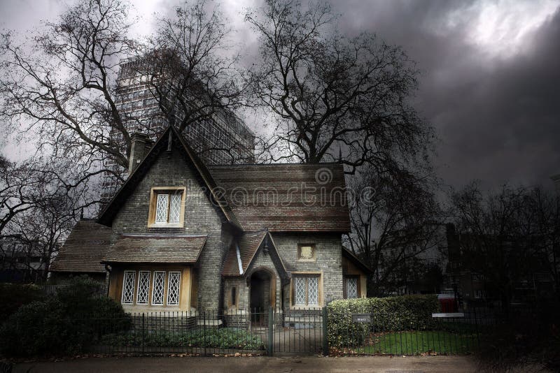 Spookhuis #1 stock foto. Image of onheilspellend, huis - 476336