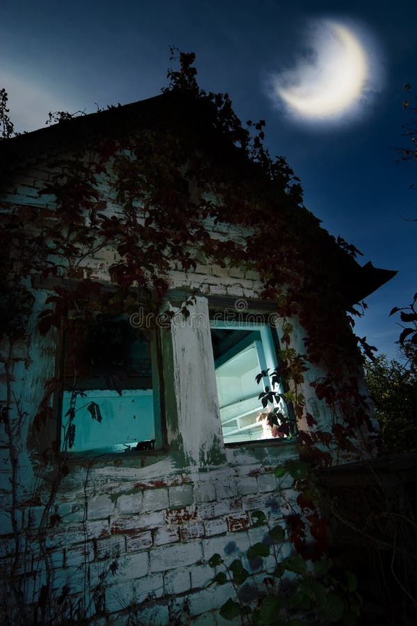 Verlaten Spookhuis Op De Heuvel Met Spook Stock Afbeelding - Image of ...