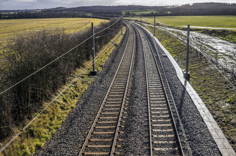 Spoorweg stock afbeelding. Image of vervoer, engels, landelijk - 49652315