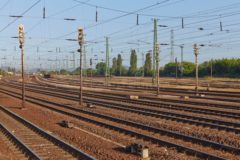 Spoorweg stock afbeelding. Image of lang, industrie, nevelig - 55064305