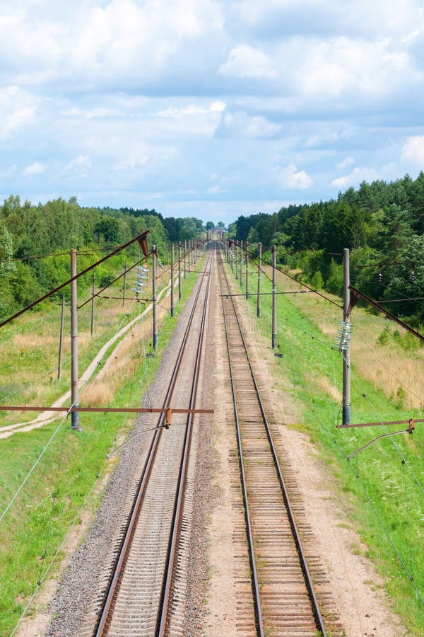 Spoorweg IV stock afbeelding. Image of groen, nave, wolk - 25867173