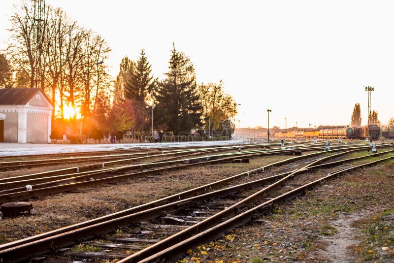 Spoorwegen stock afbeelding. Image of platform, zonsondergang - 45836275