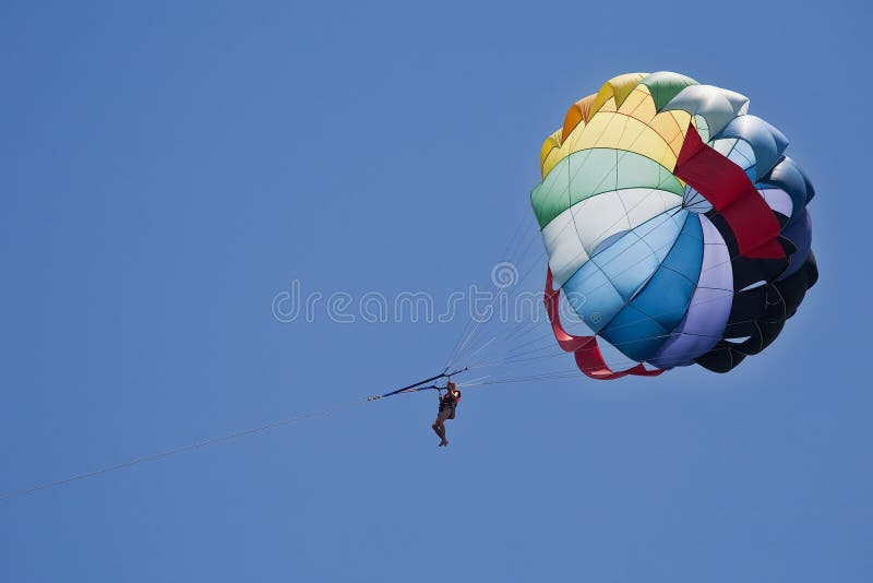 Sport De Deltaplane Pendant Des Vacances Photo stock - Image du saut ...