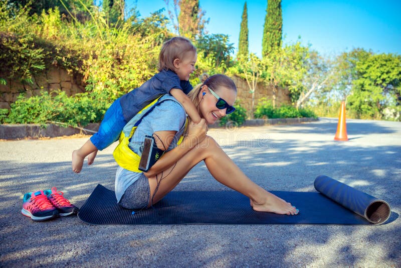 Sportive Mutter Und Tochter, Die Muskeln Zeigt Stockfoto - Bild von ...