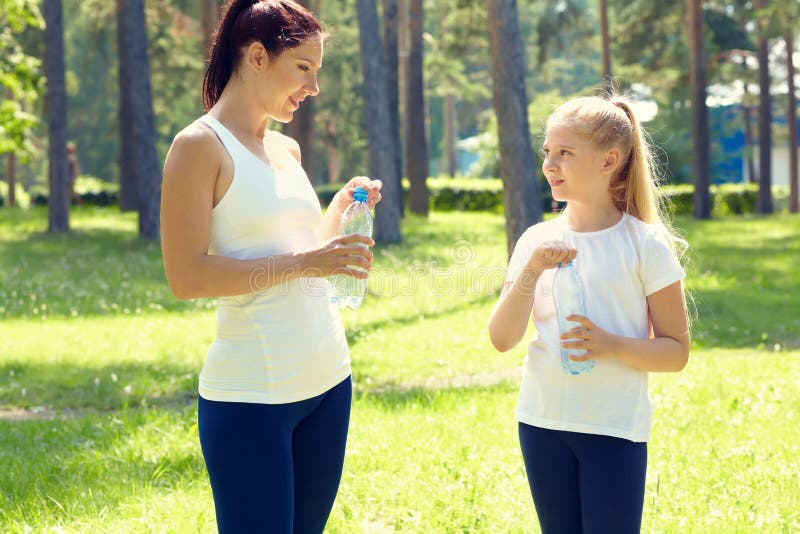 Sportliche Mutter Und Tochter Frauen- Und Kindertraining Sport Im ...