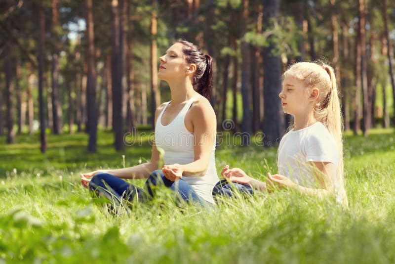 Sportliche Mutter Und Tochter Stockbild - Bild von mädchen, lebensstil ...
