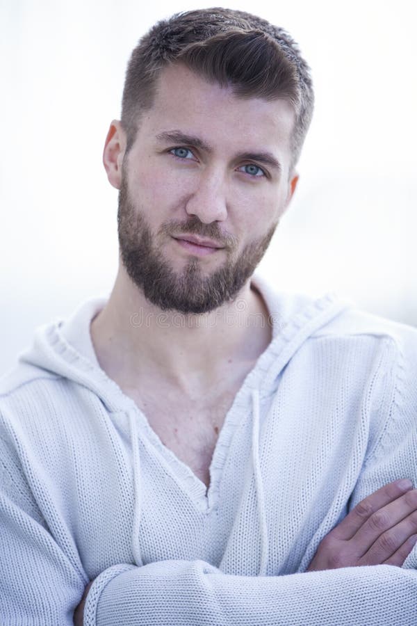 Sportlicher Junger Mann Mit Bart Stockfoto - Bild von blau, mann: 54554690