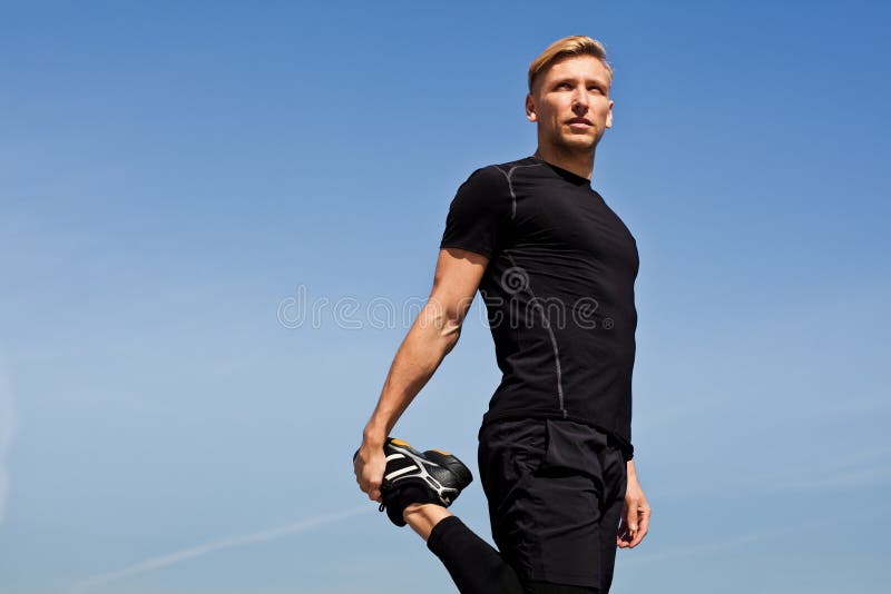 Sportlicher Mann, Der Bein Ausdehnt Stockfoto - Bild von athlet, gesund ...