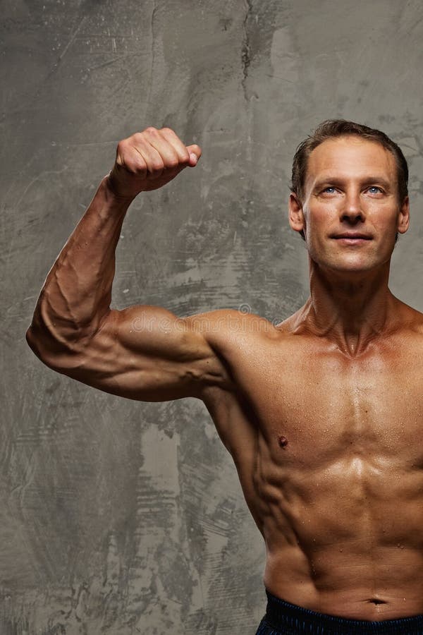 Sportlicher Mann Mit Perfekter Karosserie Stockfoto - Bild von ...