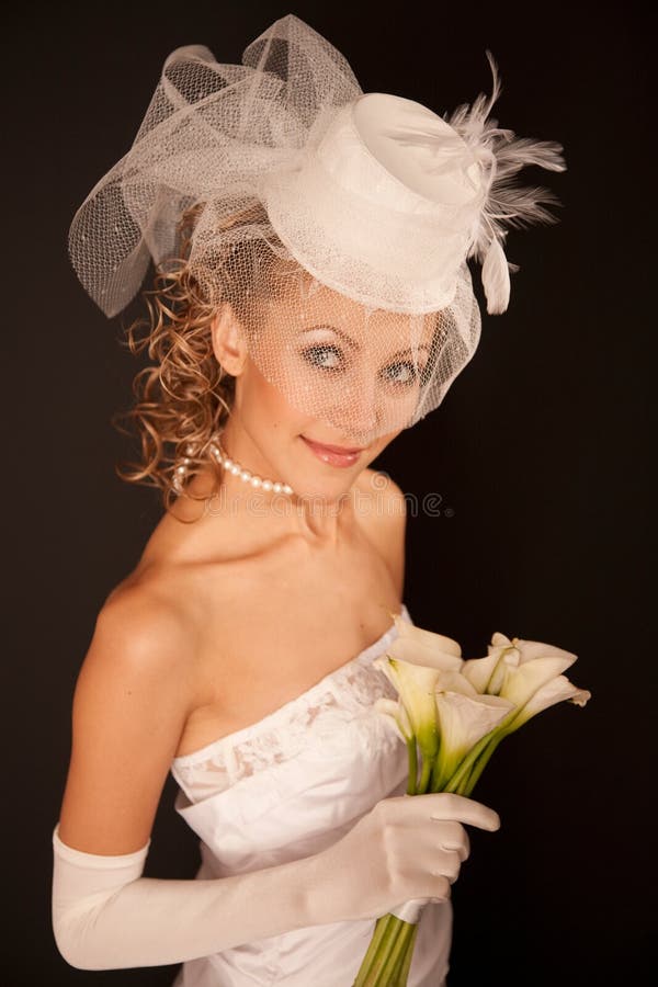 Sposa in retro cappello immagine stock. Immagine di sera - 27989557