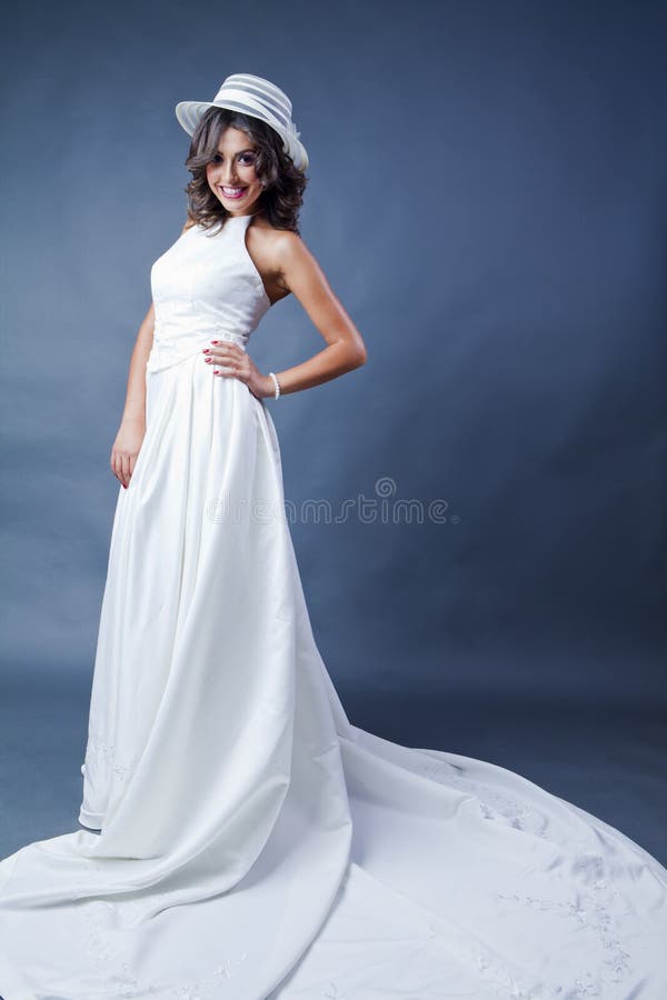 Sposa con il cappello fotografia stock. Immagine di vestito - 30931116