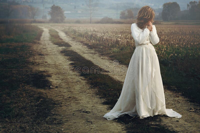 Donna Pallida E Bellissima Con Espressione Triste Immagine Stock ...