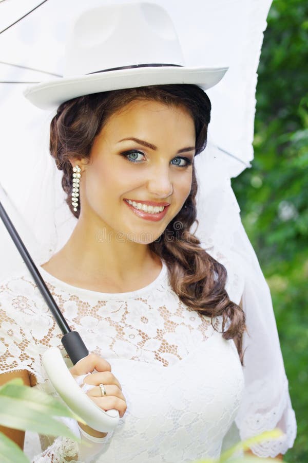 Sposa in Un Cappello Con L'ombrello Immagine Stock - Immagine di ...