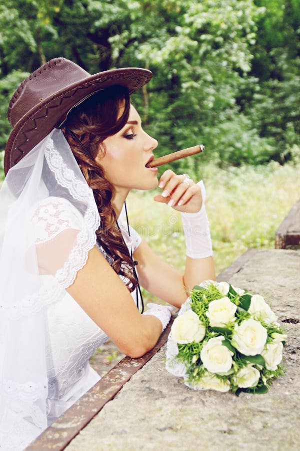 Sposa Con Cappello Da Cowboy, Colorato Fotografia Stock - Immagine di ...