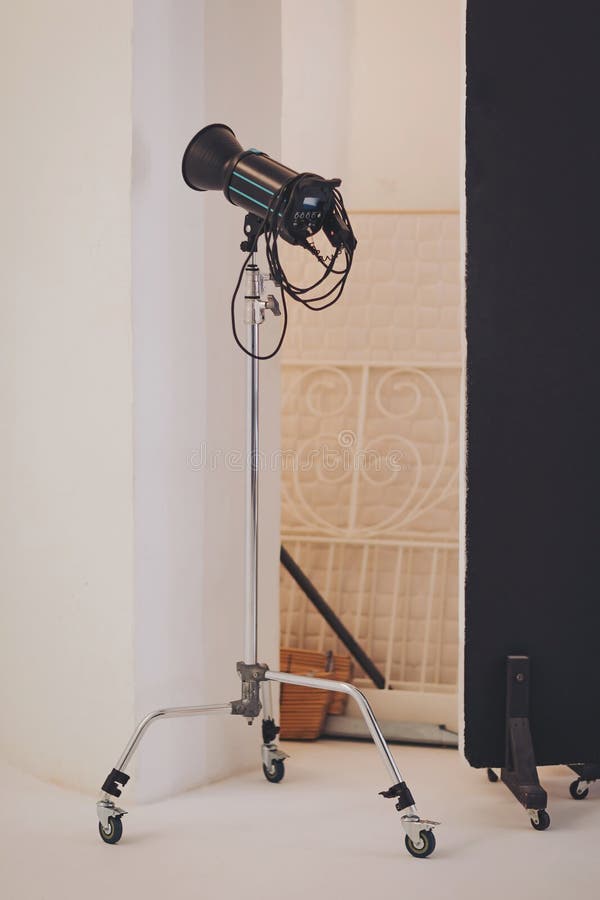 Spotlight on Creativity Illuminates the Artistic Process in a Modern ...